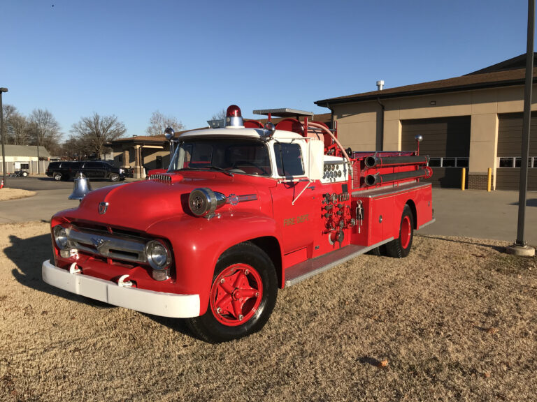 1956 Ford BigJob 800 Antique Pumper (U0858) | Fenton Fire