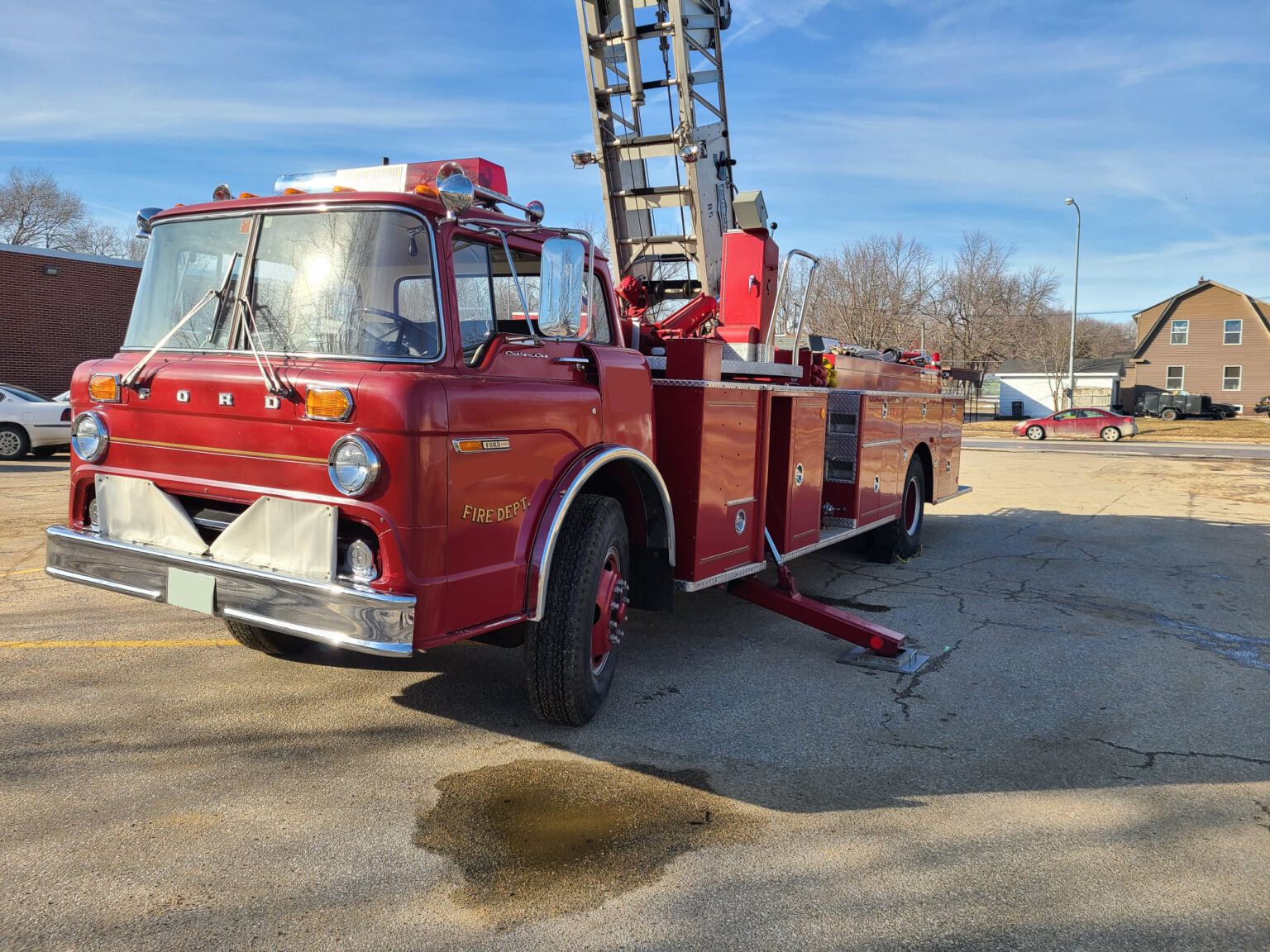 1977 Ford Pirsch 85' Quint (Q1166) | Fenton Fire