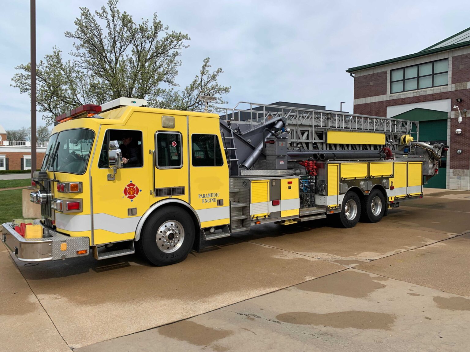 1998 Sutphen Mid-Mount 100' Quint 2000/400 (Q1215) | Fenton Fire